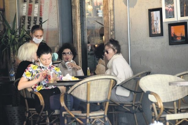 Nebahat Çehre özel izinle cafeye gitti - SacitAslan.com Nebahat Çehre özel izinle cafeye gitti - SacitAslan.com