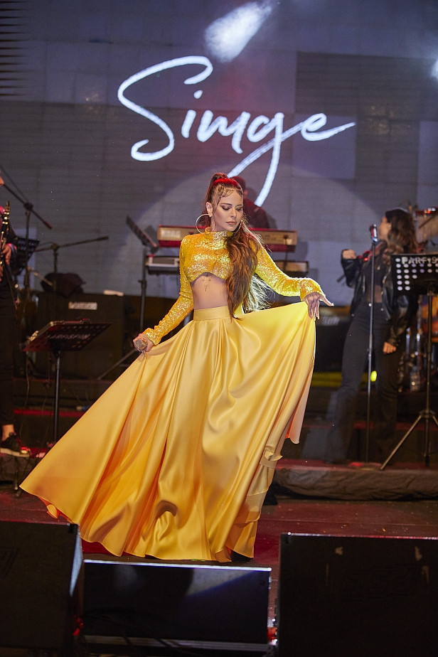 Simge Sağın şarkılarıyla coşturdu - SacitAslan.com