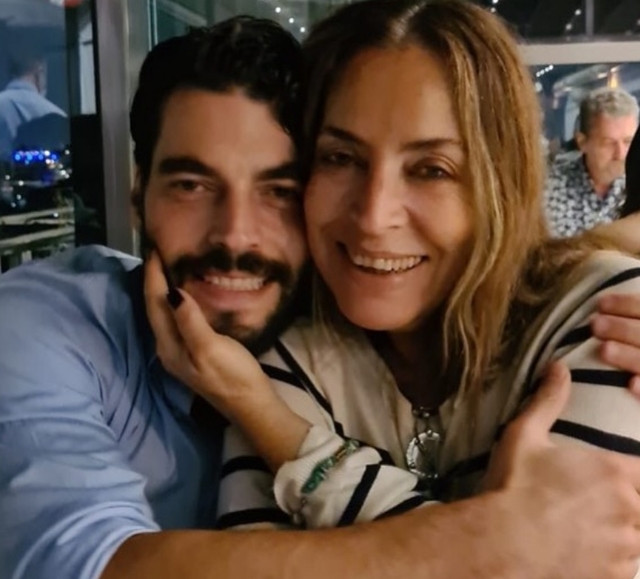 Akın Akınözü'nün annesinin cenazesine katılmayan Ebru Şahin ...